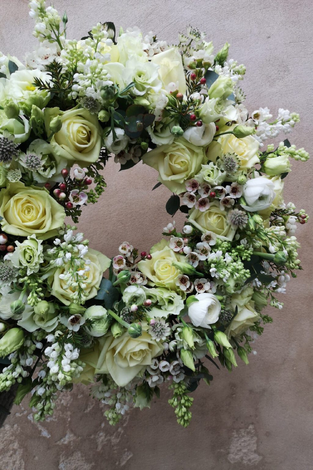 Rundpyntet krans hvid/grøn | Blomsterdrøm